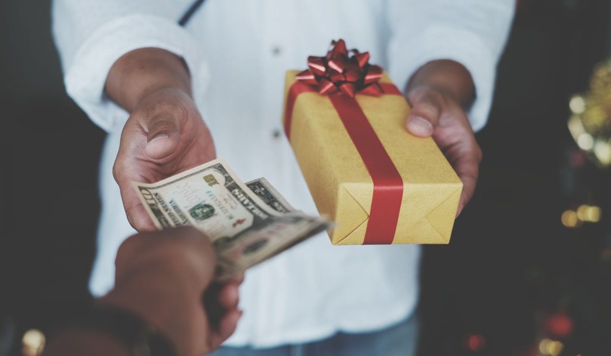 Who to tip over the holidays and how much to give, according to ...